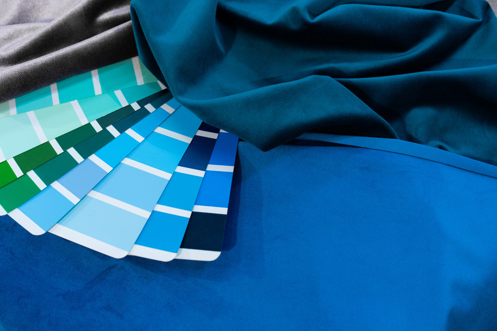 Bleumarin Culoare: De Ce Este Noul Negru în Garderoba Ta