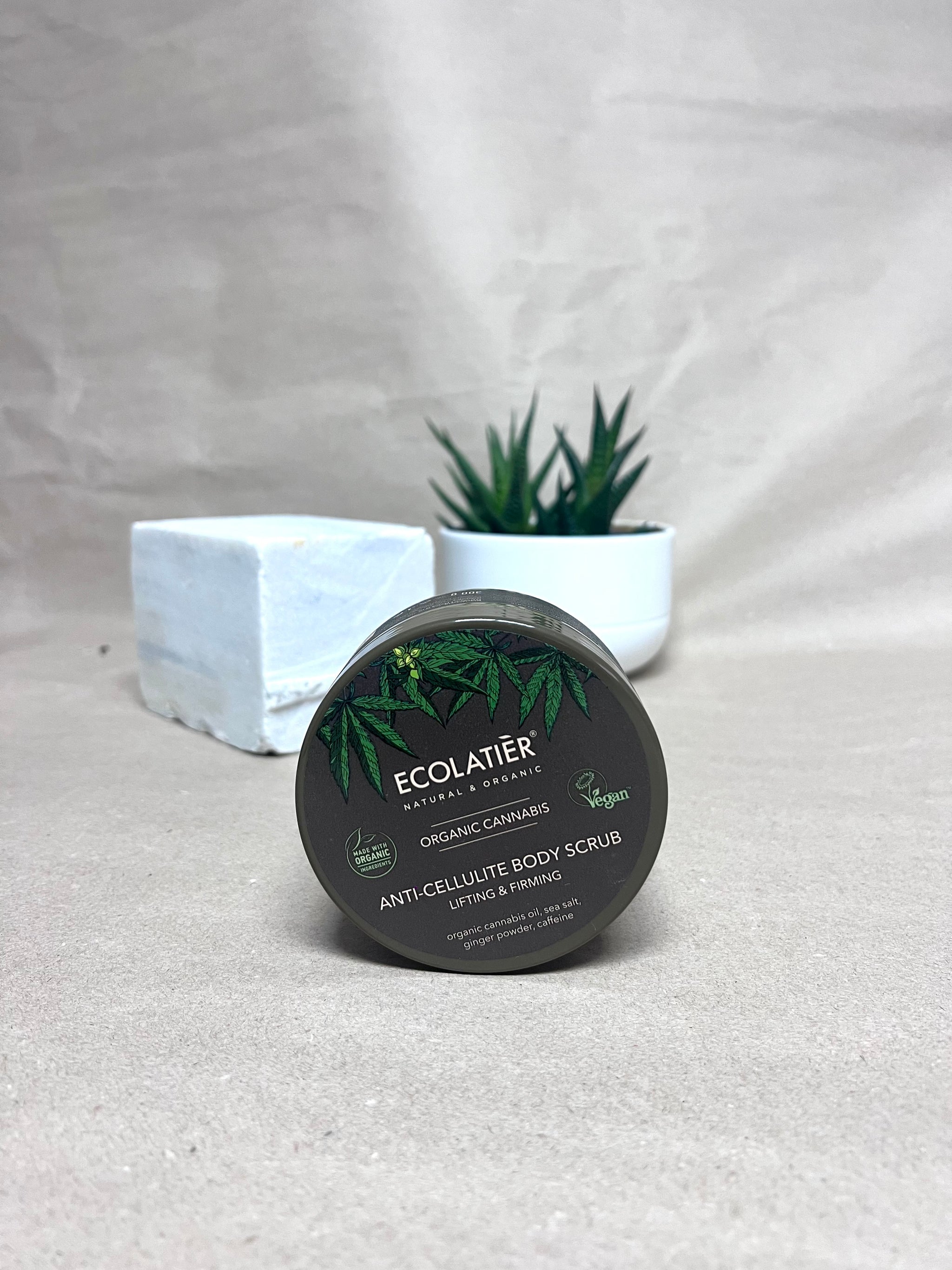 Exfoliant (scrub) de corp cu ulei de cânepă Ecolatier | Sofiaman